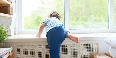 Kleinkind stürzt aus Fenster auf Betonboden - oe24.at