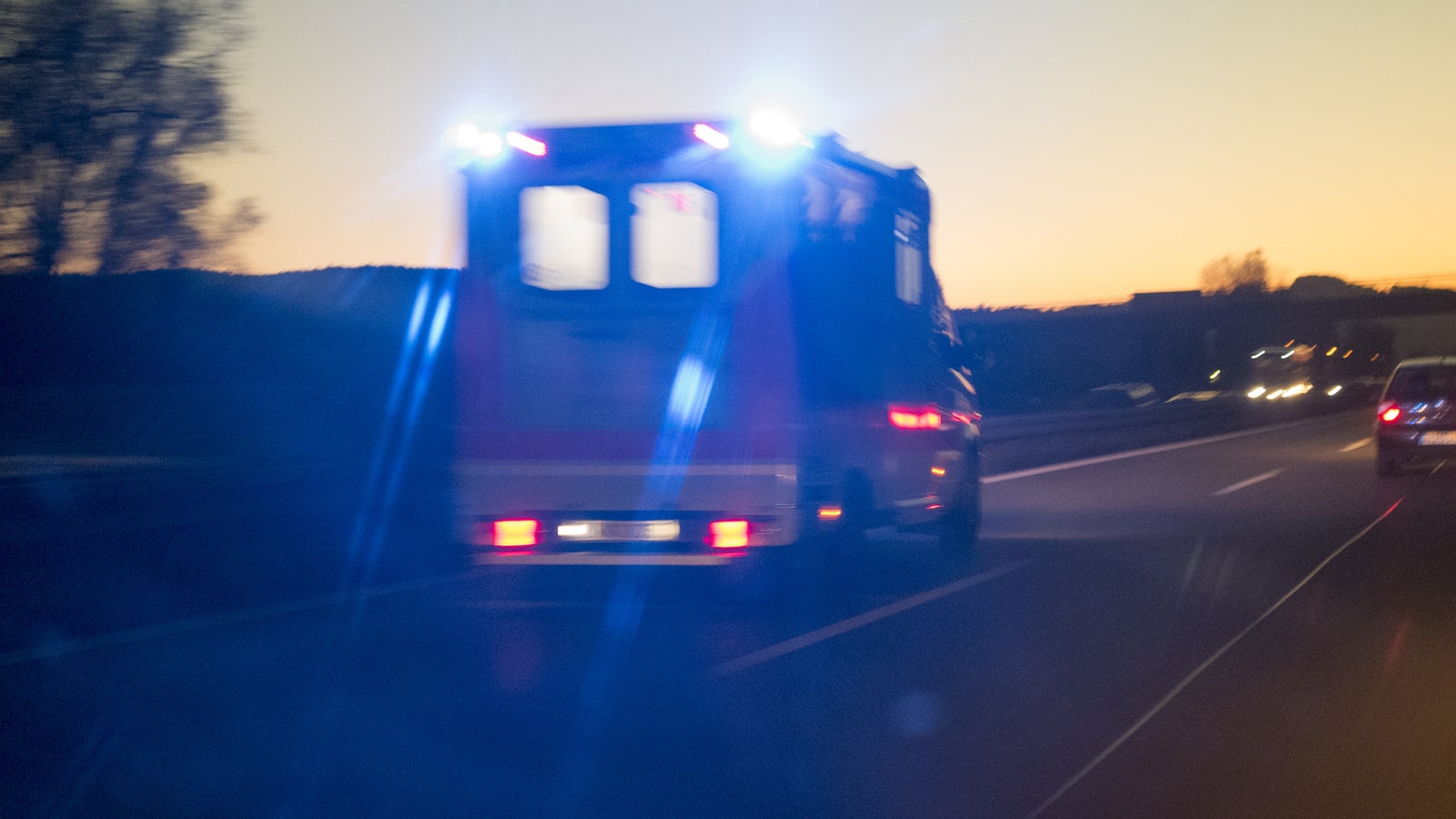 Zwei Autos flogen in Vorarlberg über Abhang - oe24.at