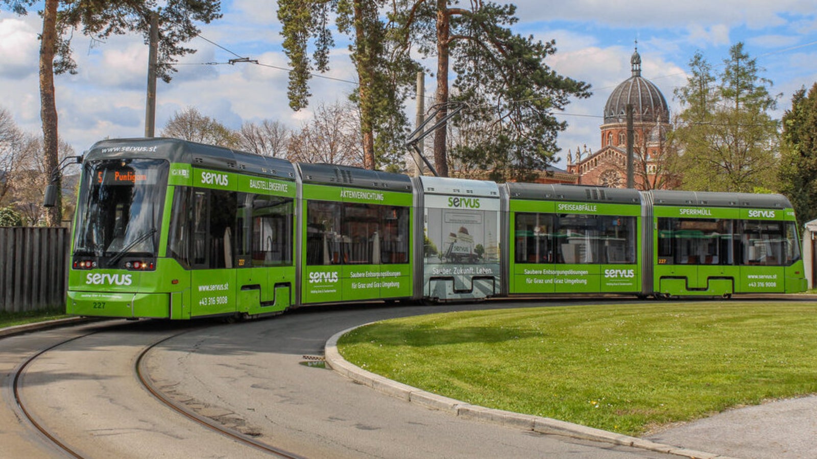 Bub (7) von Straßenbahn erfasst und überrollt - Lebensgefahr - oe24.at