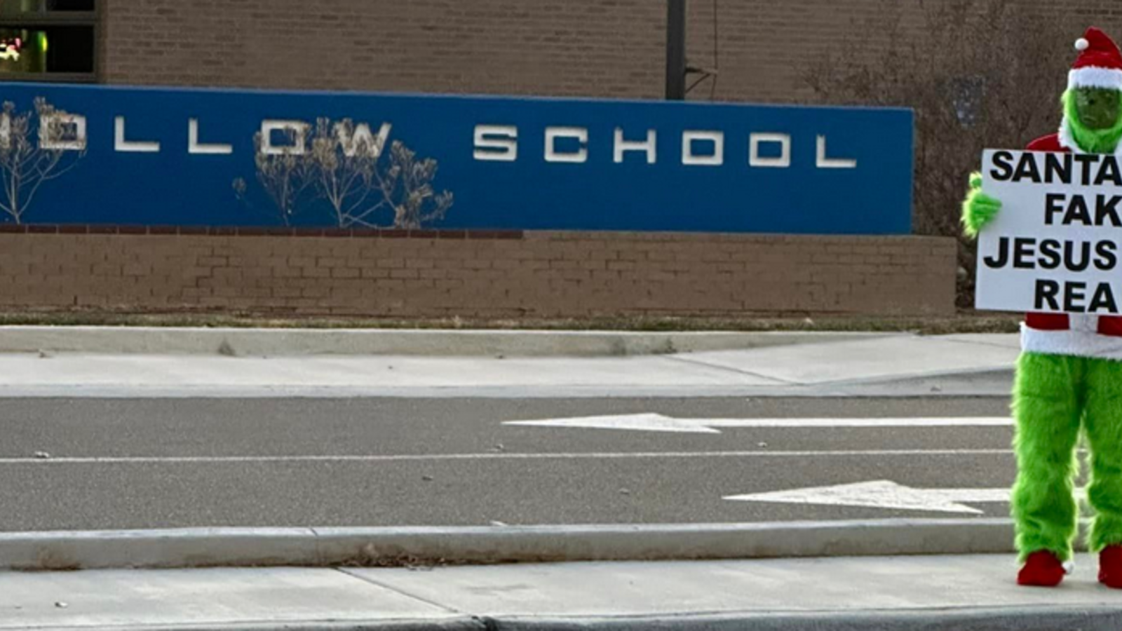 ''Santa is fake'': Grinch vor Schule schüchtert Kinder ein - oe24.at