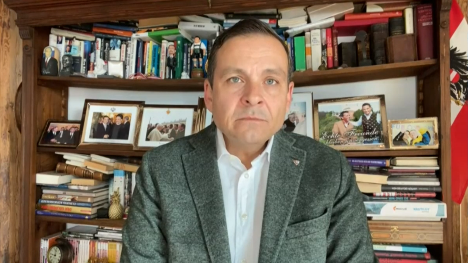 Gerald Grosz | Demo-Chaos in Wien: Zwei Hitler-Gruß-Anzeigen - oe24.tv