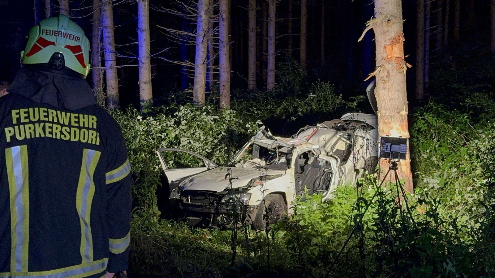 25-Jähriger kracht mit Auto frontal gegen Baum - tot - oe24.at