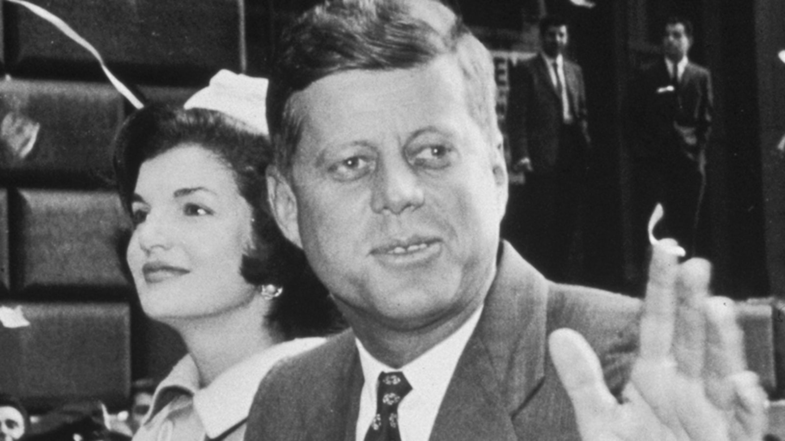 Nach Trump-Anordnung: FBI entdeckt 2.400 geheime JFK-Akten - oe24.at