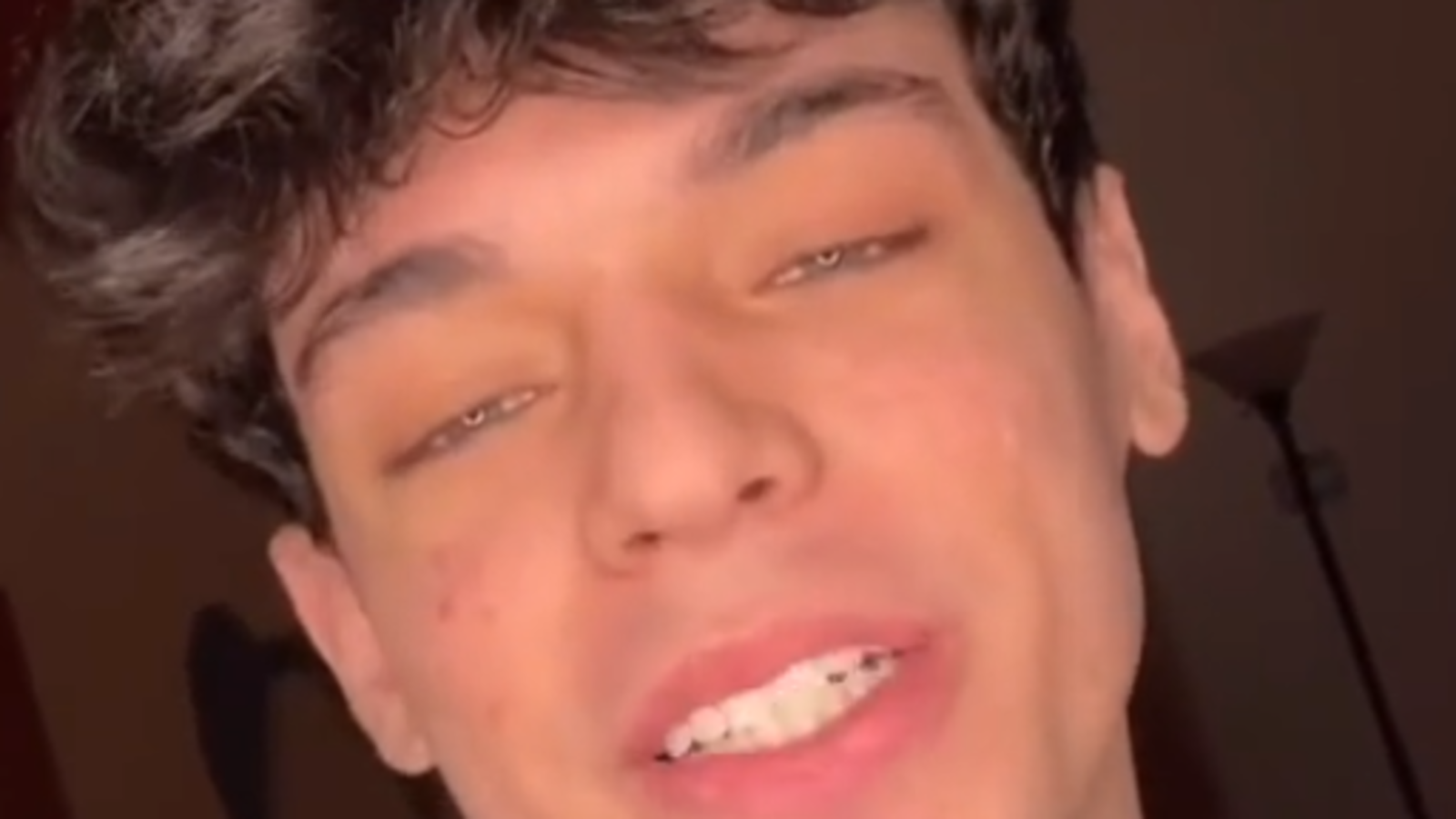 Jacob Pina zeigt seinen E.T-Finger - oe24.at