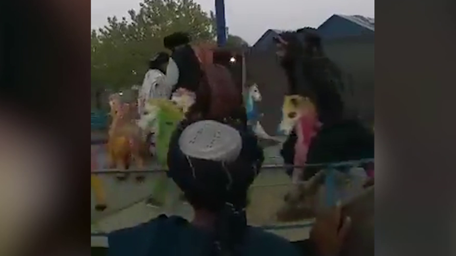 Taliban-Kämpfer fahren Karussell - oe24.tv