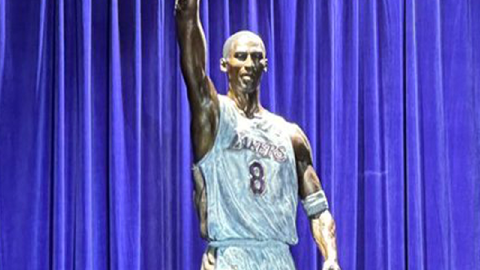 Statue von Lakers-Legende Kobe Bryant strotzt vor Tippfehlern - stars24