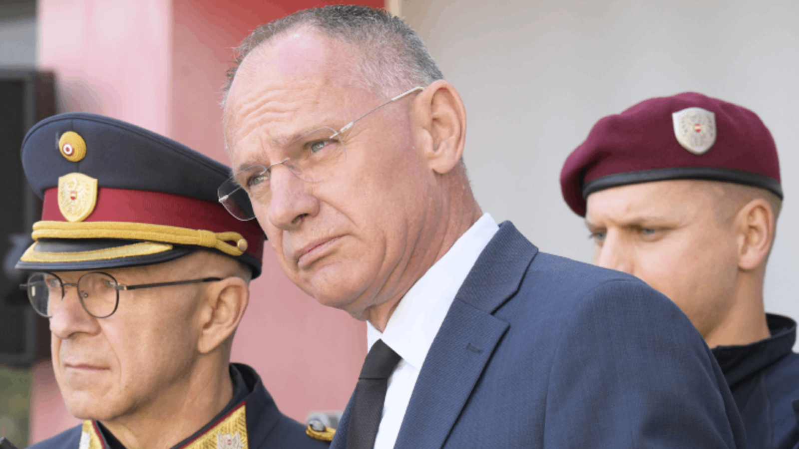 Karner will Messer-Trageverbot überall - und greift die Grünen an ...