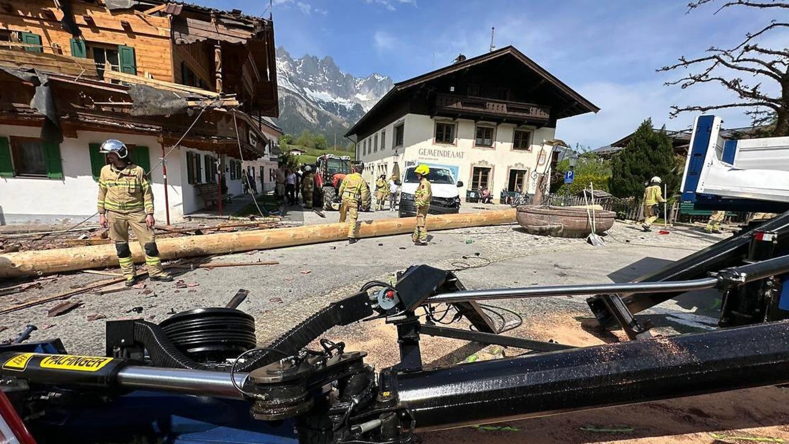 Maibaum stürzt auf "Bergdoktor"-Gasthaus: Bub schwer verletzt - oe24.at