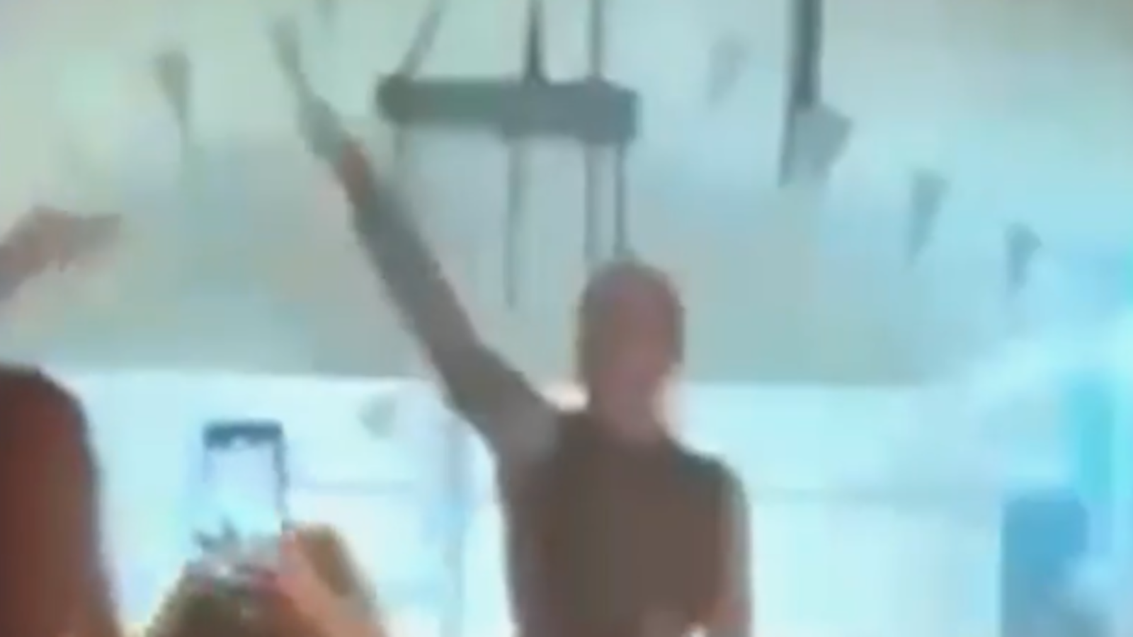 Melanie Müller zeigt auf der Bühne den Hitlergruß - oe24.at