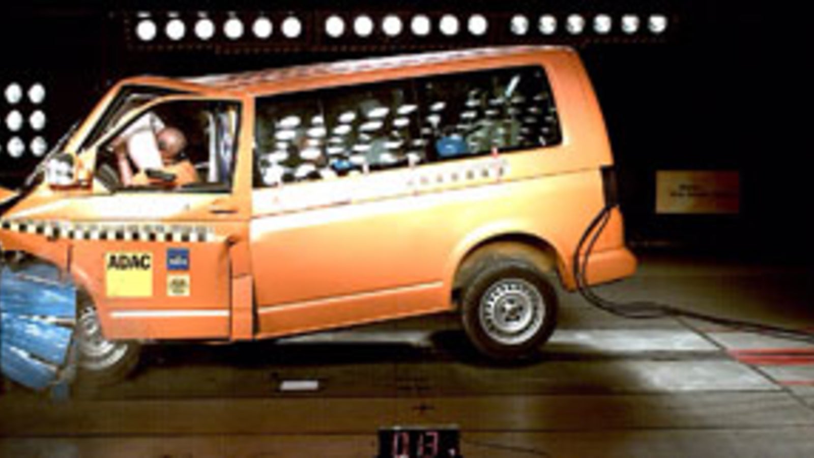 VW T5 und Renault Trafic im Crashtest - oe24.at