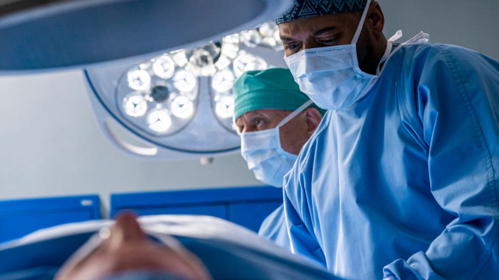 Arzt setzte Implantate von Leichen ein - oe24.at