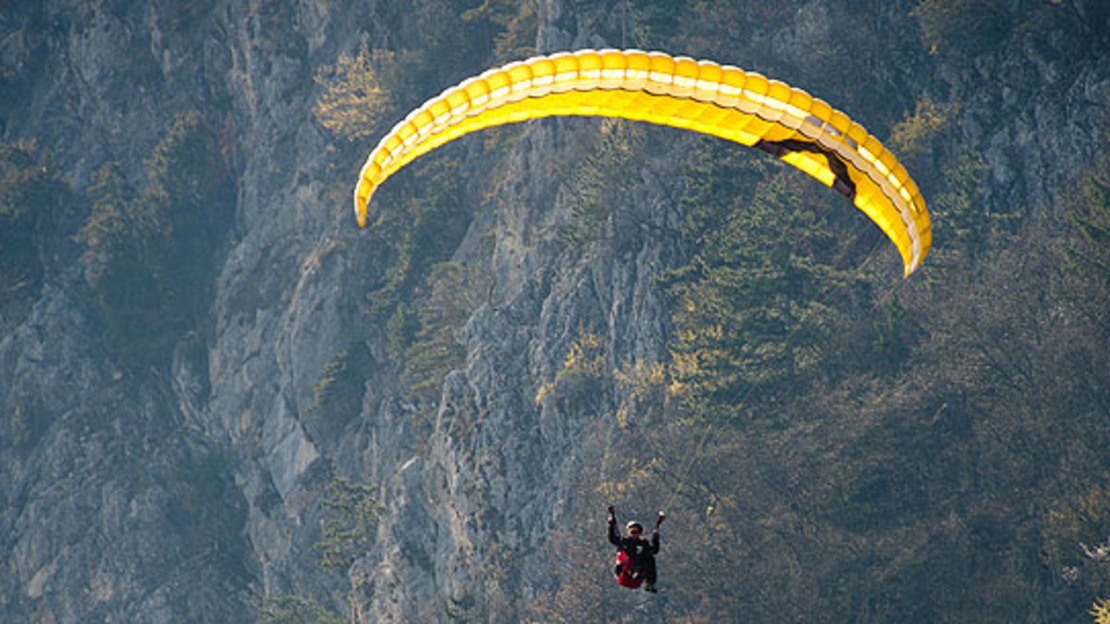 Paragleiter vor Start von Windhose erfasst - hochgewirbelt, tot - oe24.at