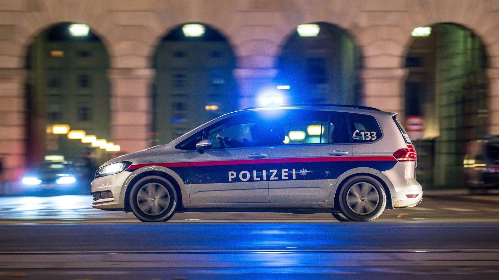 Polizeiauto kracht bei Verfolgungsjagd in Bim - oe24.at
