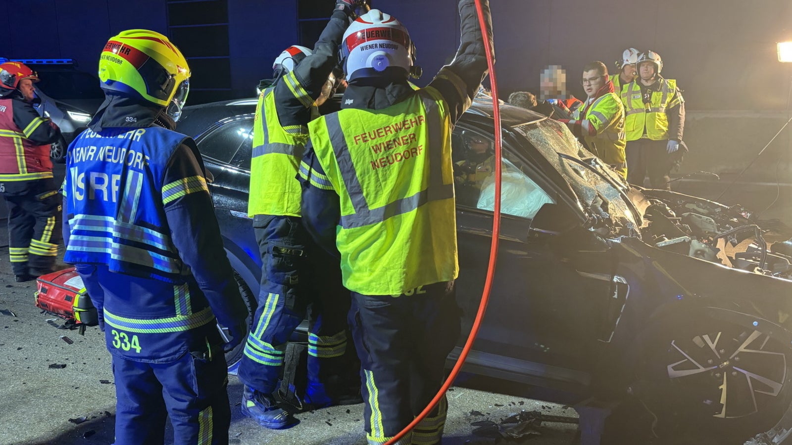 E-Auto-Crash auf Autobahn: MG-Lenkerin schwer verletzt - oe24.at