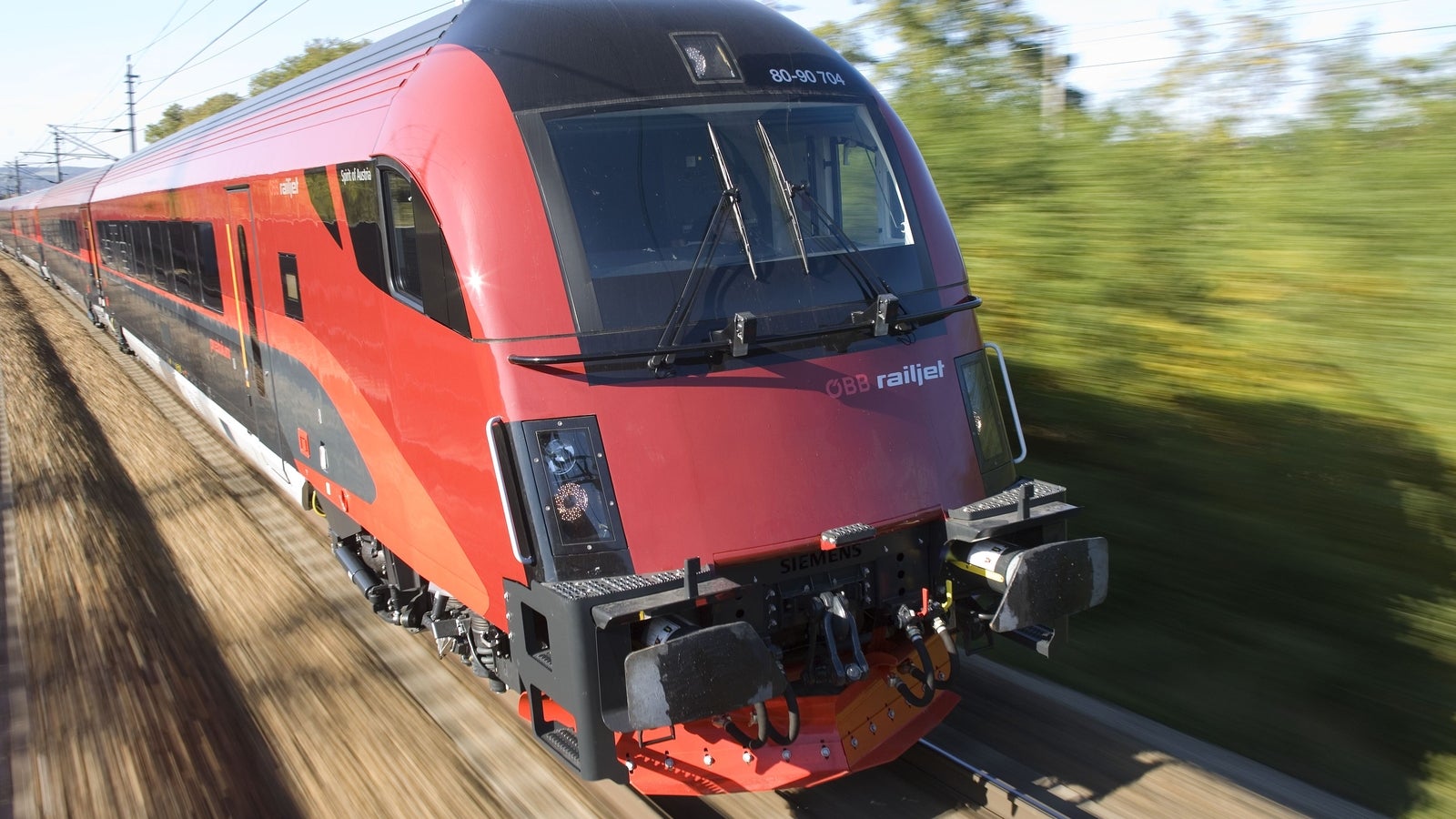 Verpasste Abfahrt: Mann hängt sich außen an Zug - oe24.at