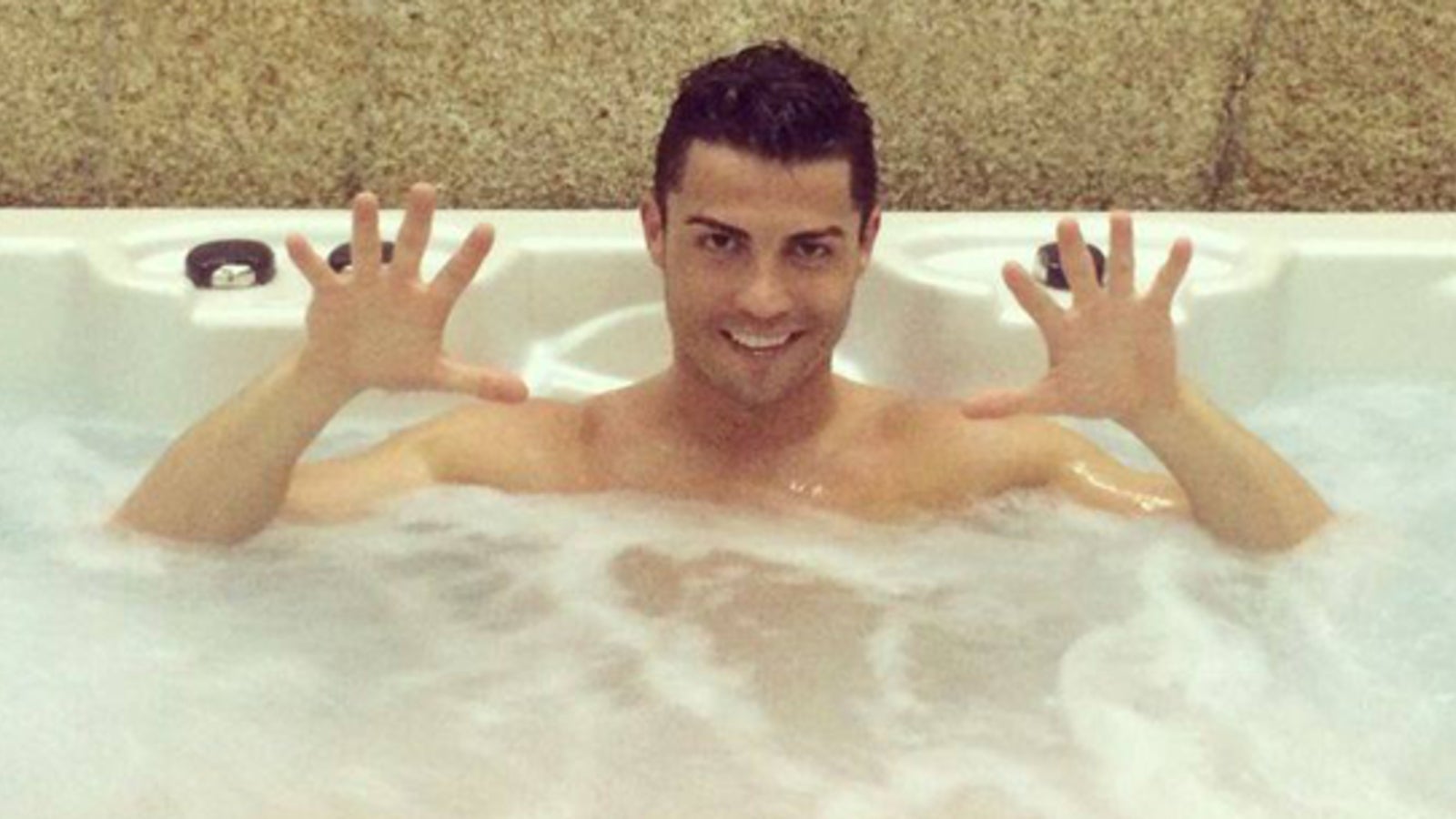Ronaldo ganz cool im Pool - sport24.at