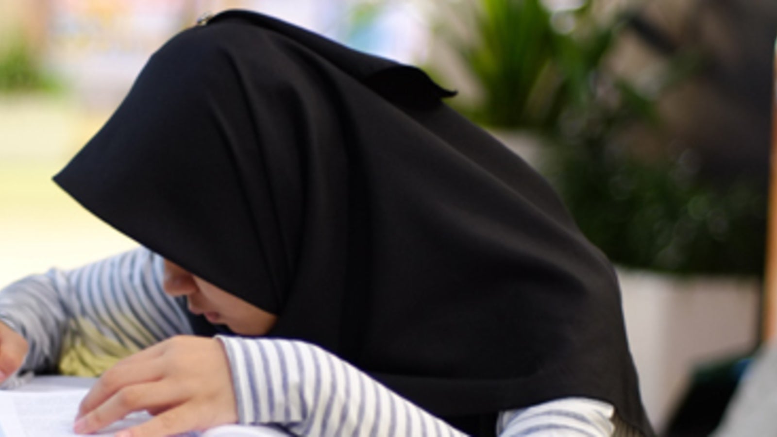 Teenie (16) produzierte Taschen mit IS-Logo: 15 Monate bedingt - oe24.at