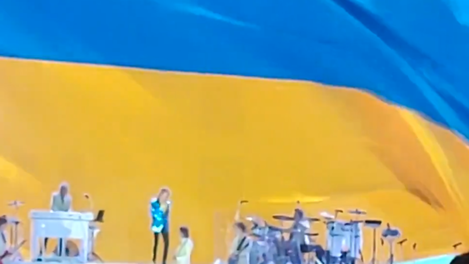 Wegen Ukraine-Flagge: Leipziger Publikum buhte Rod Stewart aus - stars24
