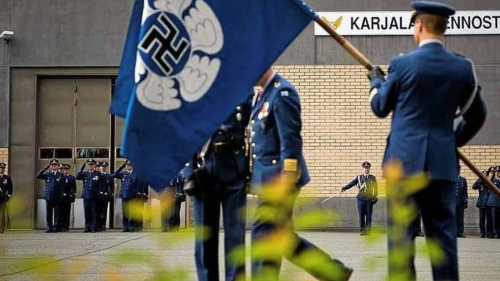 Finnische Luftwaffe will Hakenkreuz-Flaggen abschaffen - oe24.at