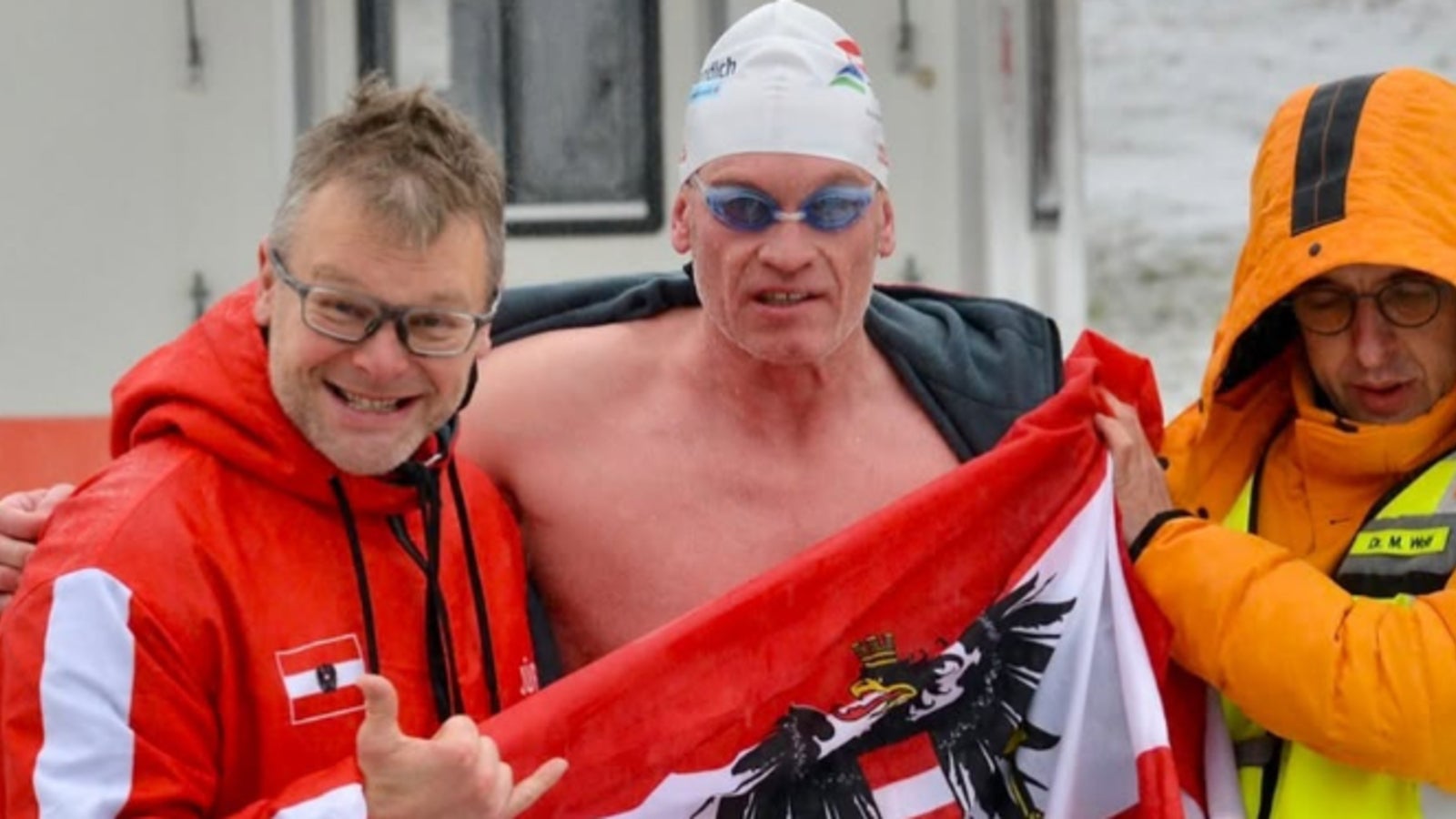 Tiroler schwimmt eisigen Rekord im Eiswasser - oe24.at