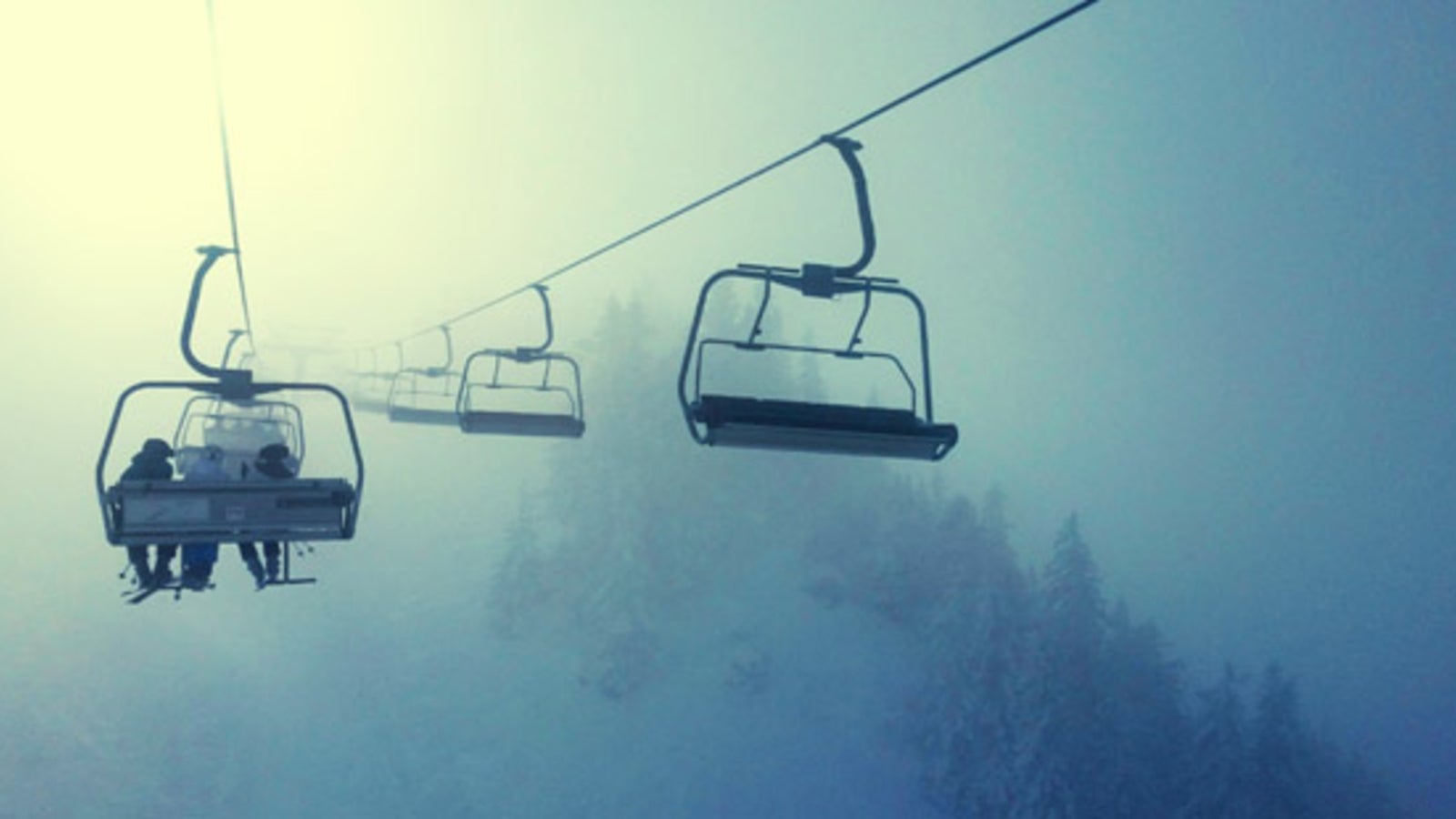 Bub (8) stürzt acht Meter von Sessellift - oe24.at