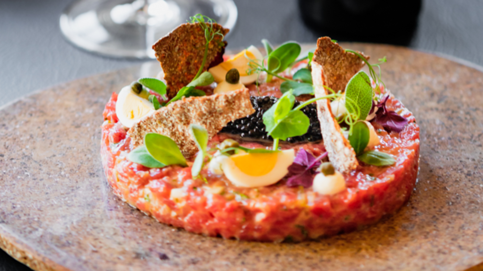 Beef Tatar mit Kaviar - Cooking