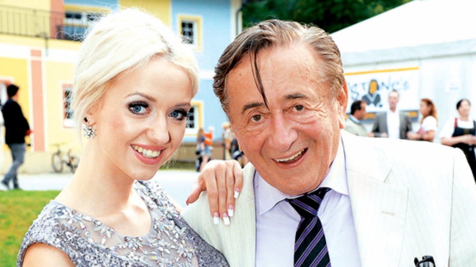 Spatzi Lugner casht 3.000 Euro - stars24
