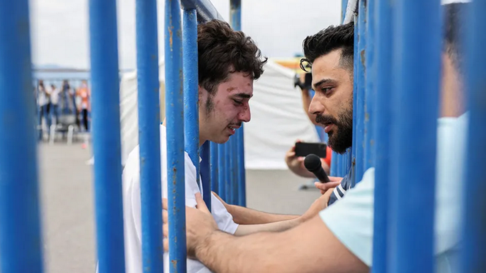 Herzergreifend: Syrer findet eigenen Bruder unter Geretteten - oe24.at