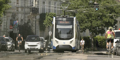 Badner Bahn: Schienenersatzverkehr mit Bussen im August - oe24.at
