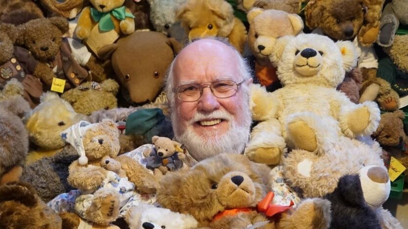 Dieser Mann lebt mit 2300 Teddybären in einer Wohnung - oe24.at