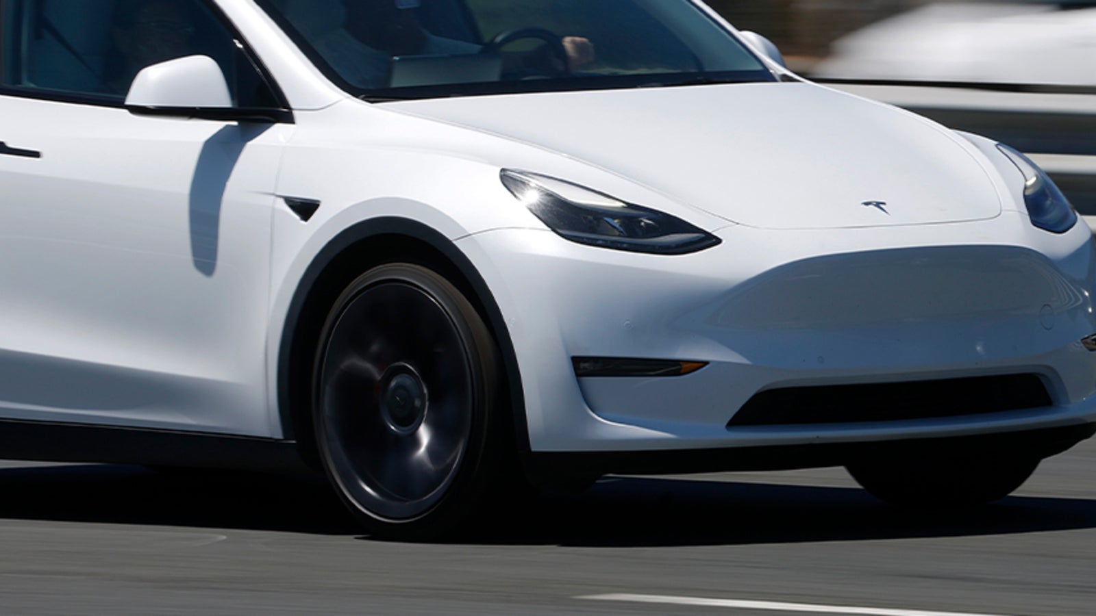 Mega-Panne bei Tesla: Besitzer müssen in eigenes Auto einbrechen - oe24.at