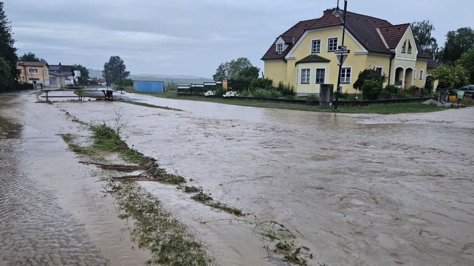Heftige Regenmassen fluten Straßen im Bezirk Hollabrunn - oe24.at