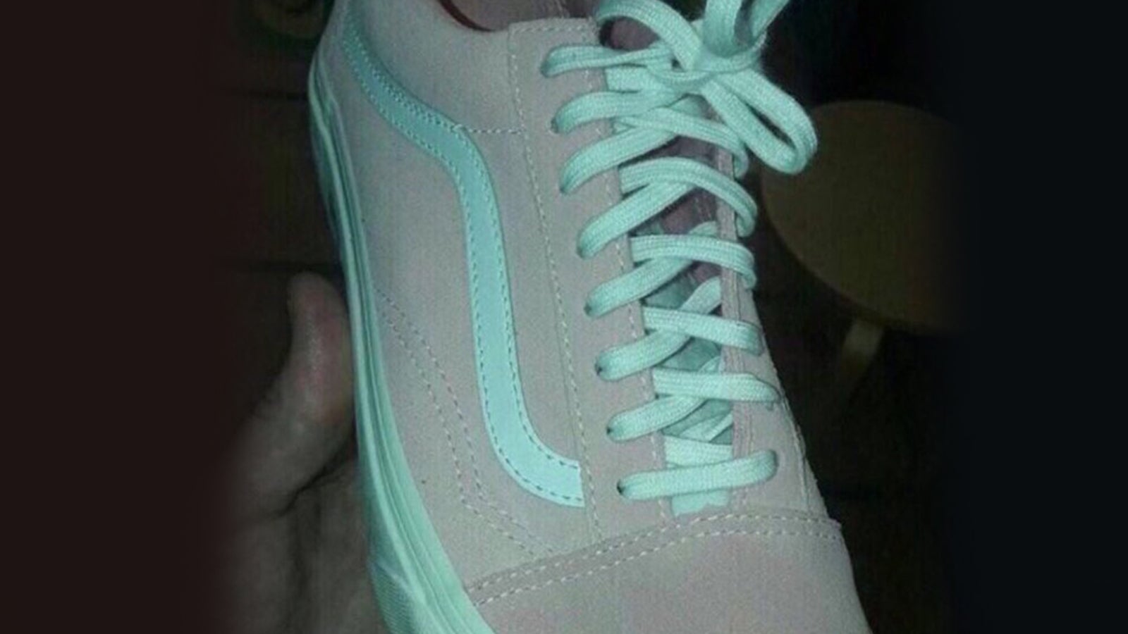 Pink vs. Grau: Welche Farbe haben diese Sneakers? - madonna24.at