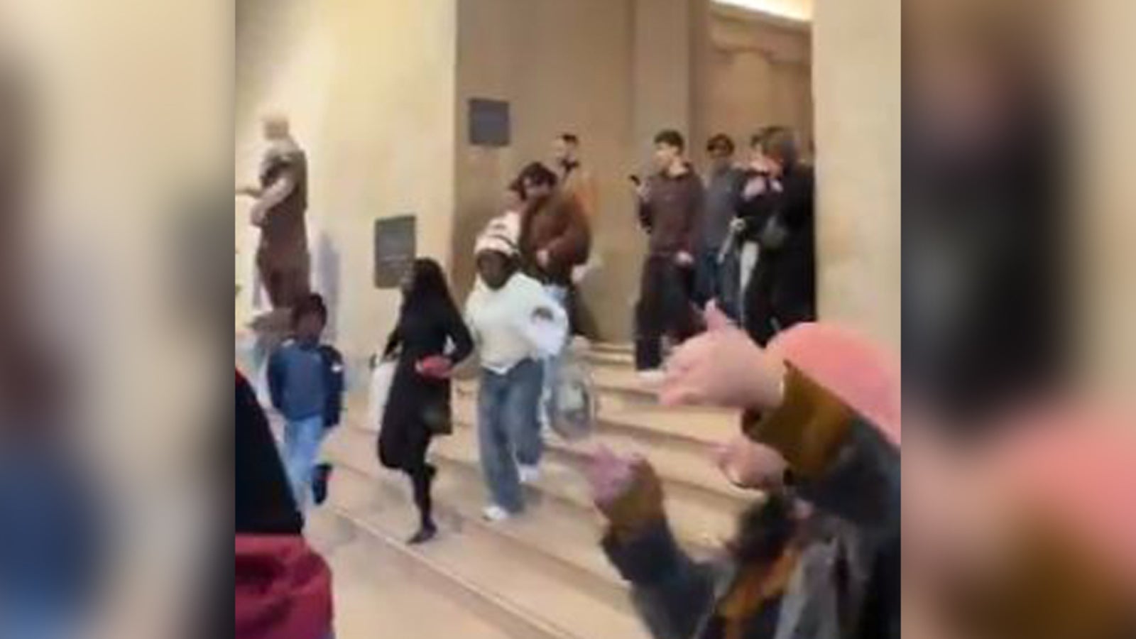 "Raus, raus!" – Panik im Louvre, als Räuber zuschlagen - oe24.at