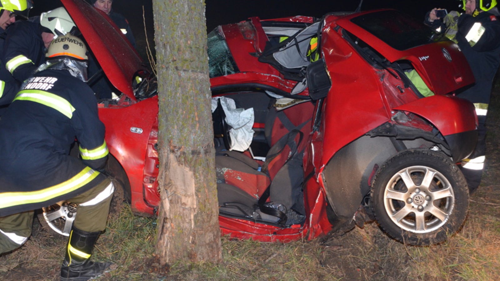 Baden: 20-Jähriger kracht mit Auto gegen Baum - tot - oe24.at