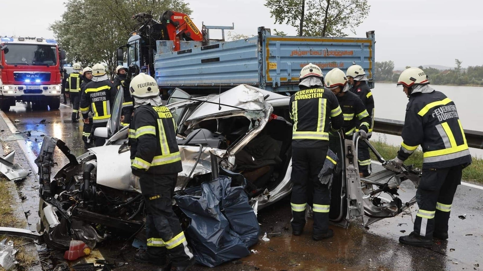 Auto kollidiert auf B3 in Dürnstein mit Lkw – Fahrer tot - oe24.at