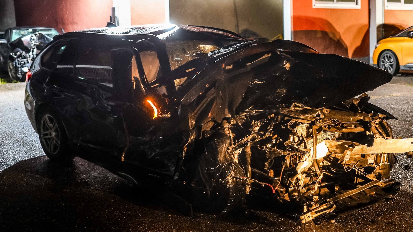 Eingeklemmt: Beifahrer (40) stirbt bei Horror-Crash - oe24.at