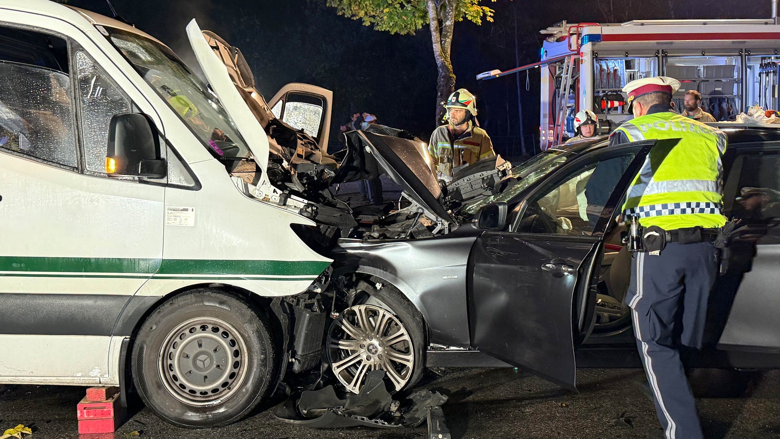 Frontal-Crash: BMW krachte in Kleintransporter - oe24.at