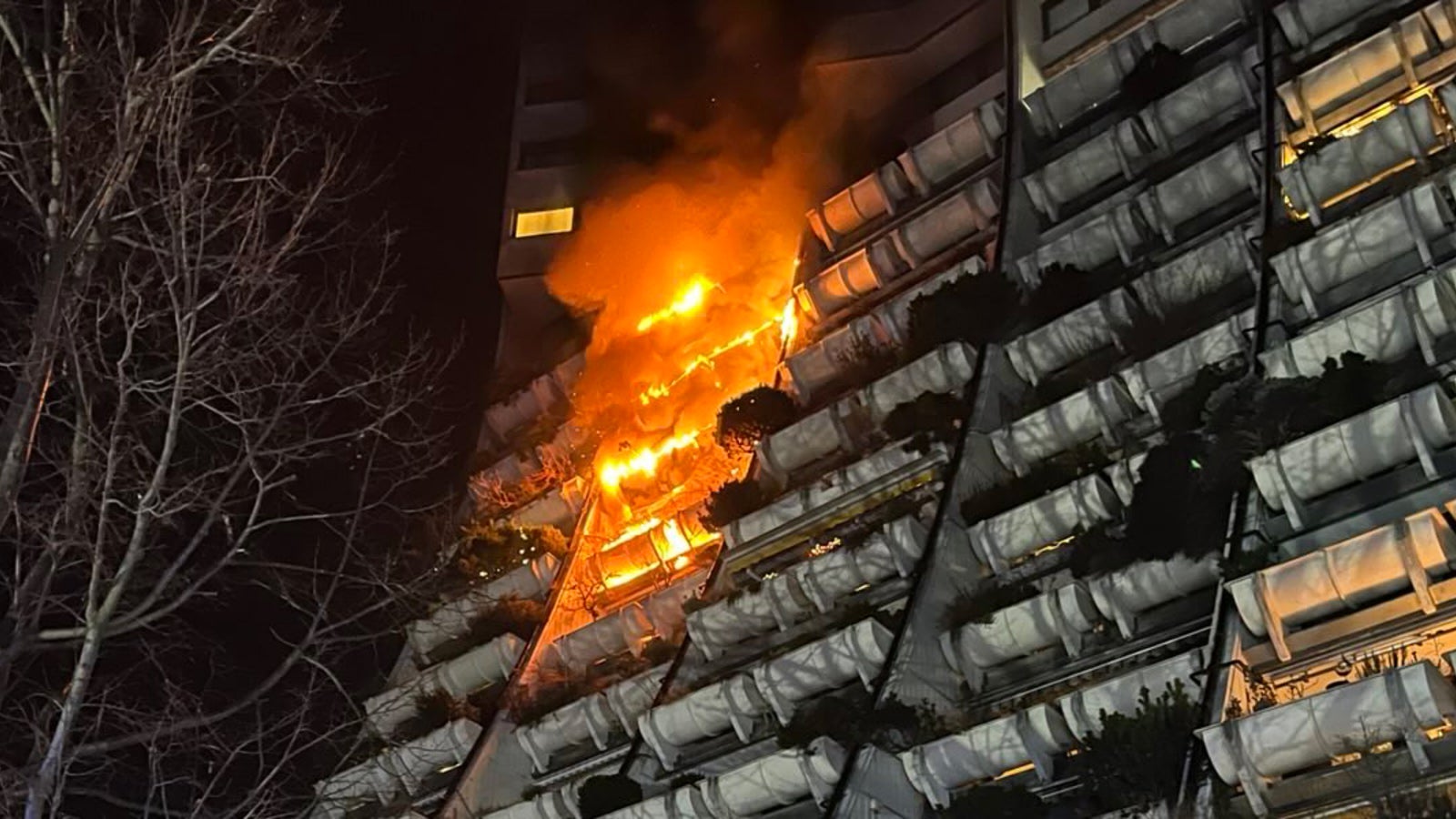 Balkone im Wohnpark Alterlaa brannten – eine Person tot - oe24.at