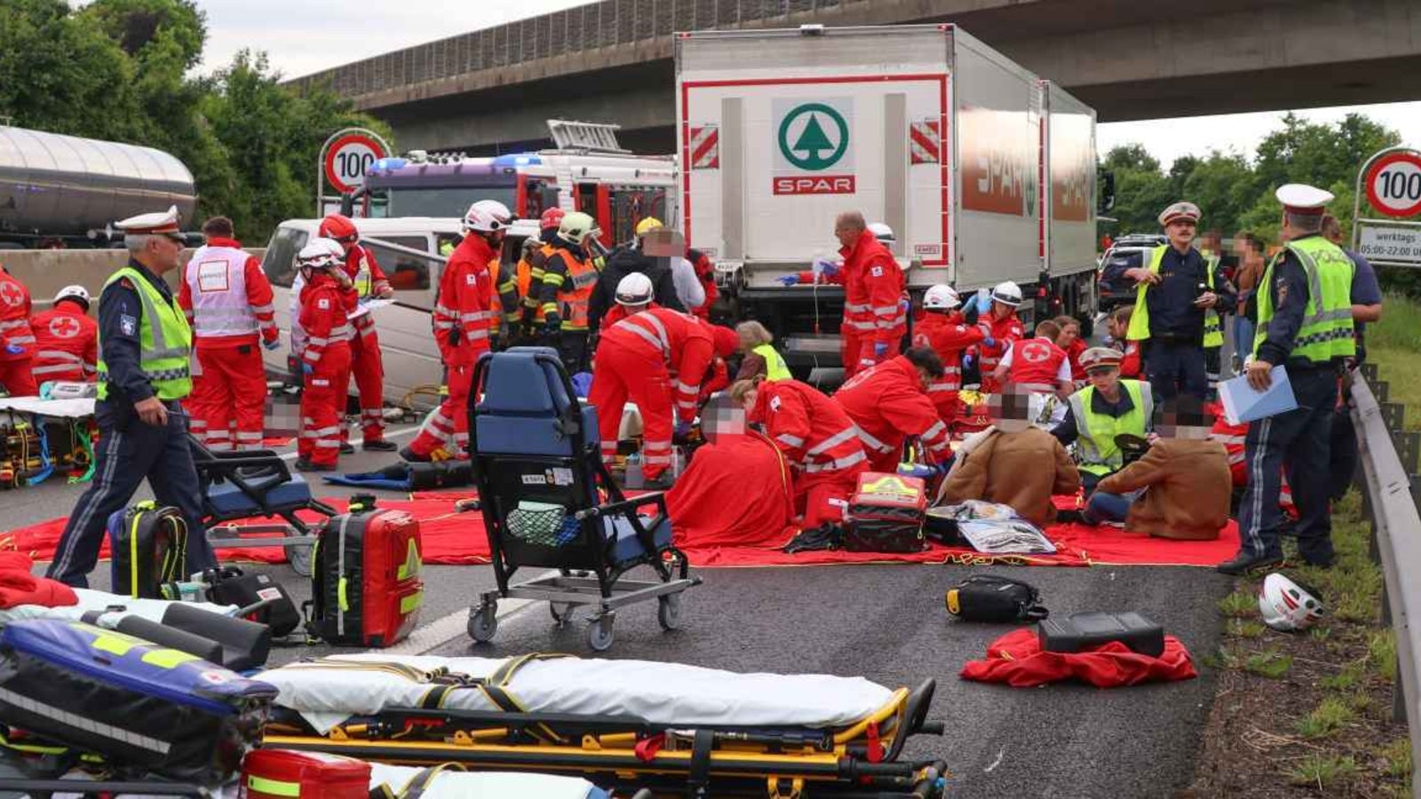 Kleinbus kracht in Lkw: 1 Toter und mehrere Schwerverletzte - oe24.at