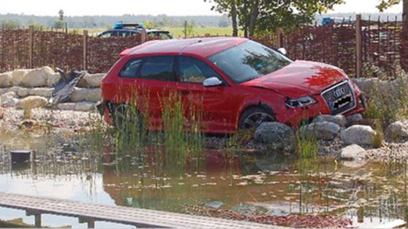 Testfahrer versenkt Audi RS3 im Teich - oe24.at