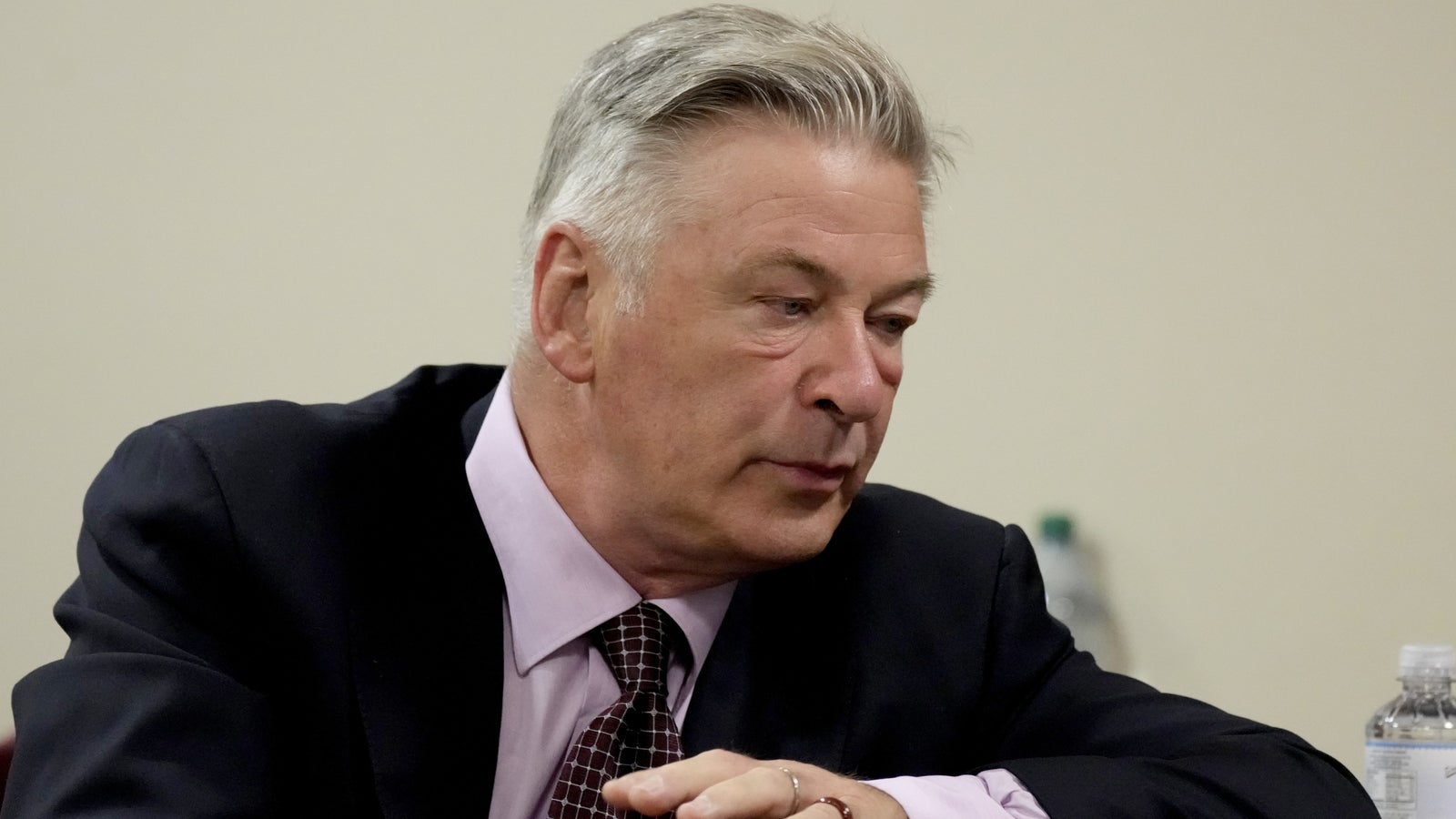 Alec Baldwin kracht mit dem Auto seiner Frau gegen Baum – „Ich habe es ...