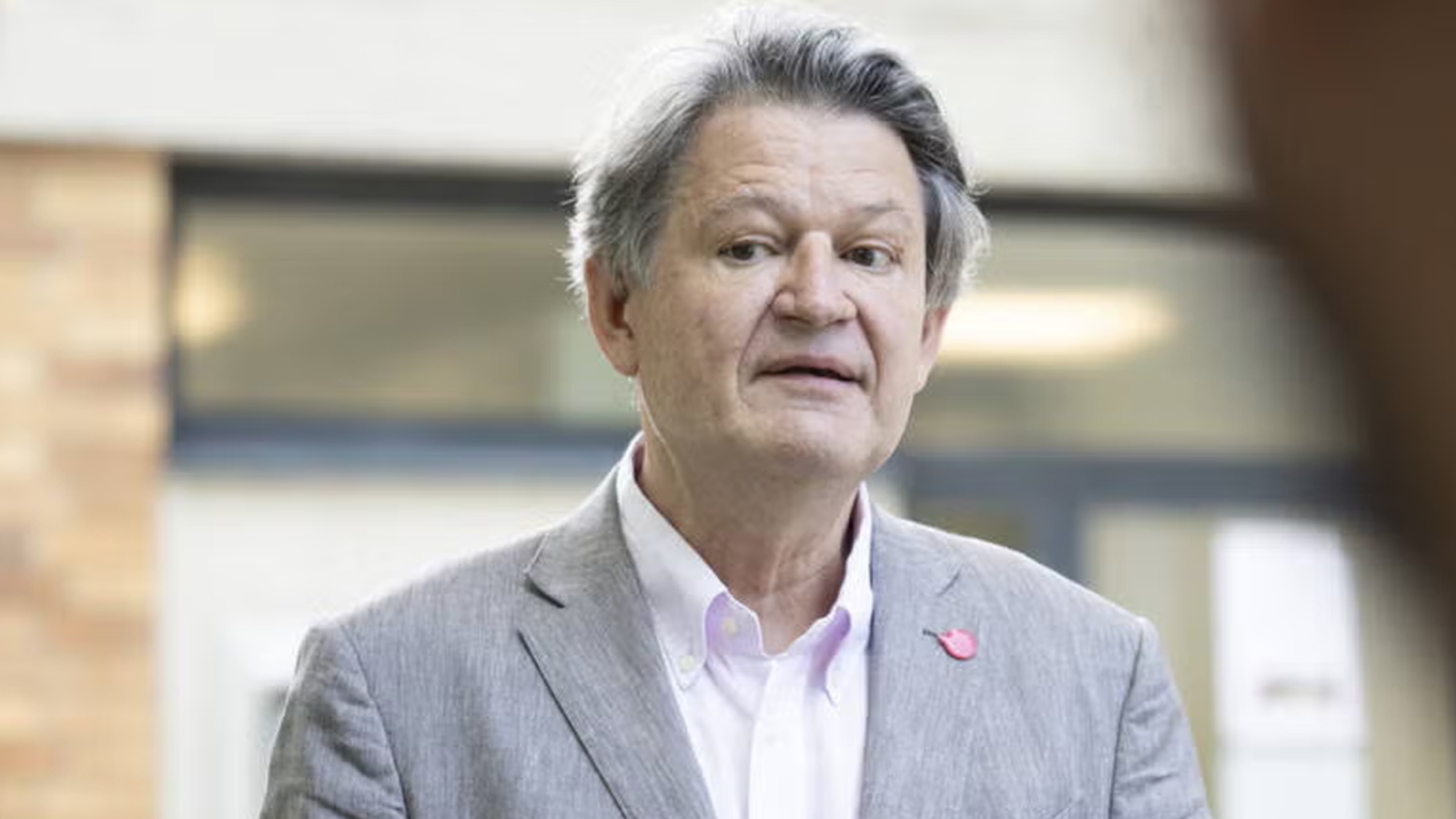 “Piggy Land” NEOS-Politiker Brandstätter attackiert USA - oe24.tv