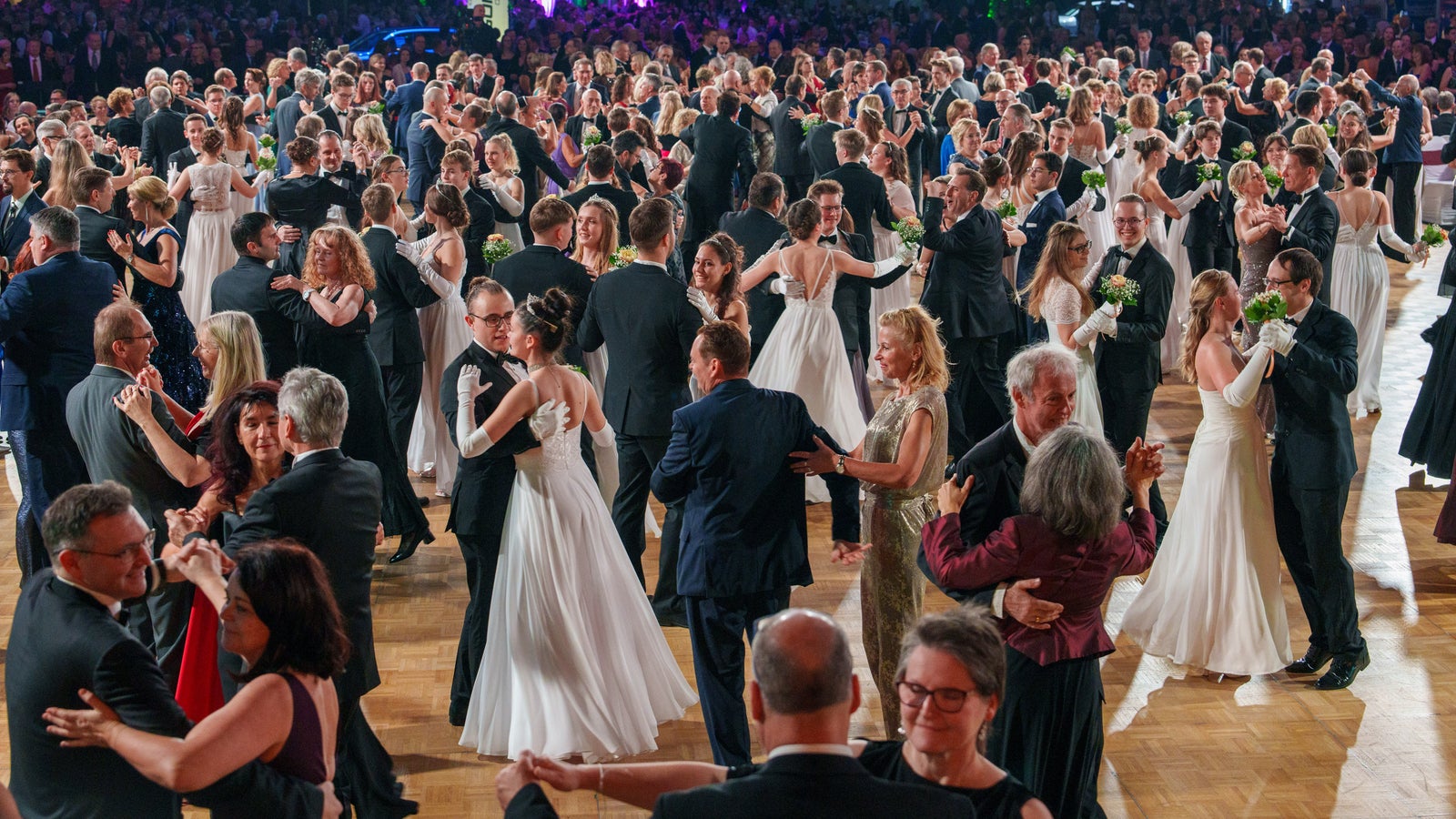 St. Pöltner Hauptstadtball: Eröffnung mit Queen - oe24.at