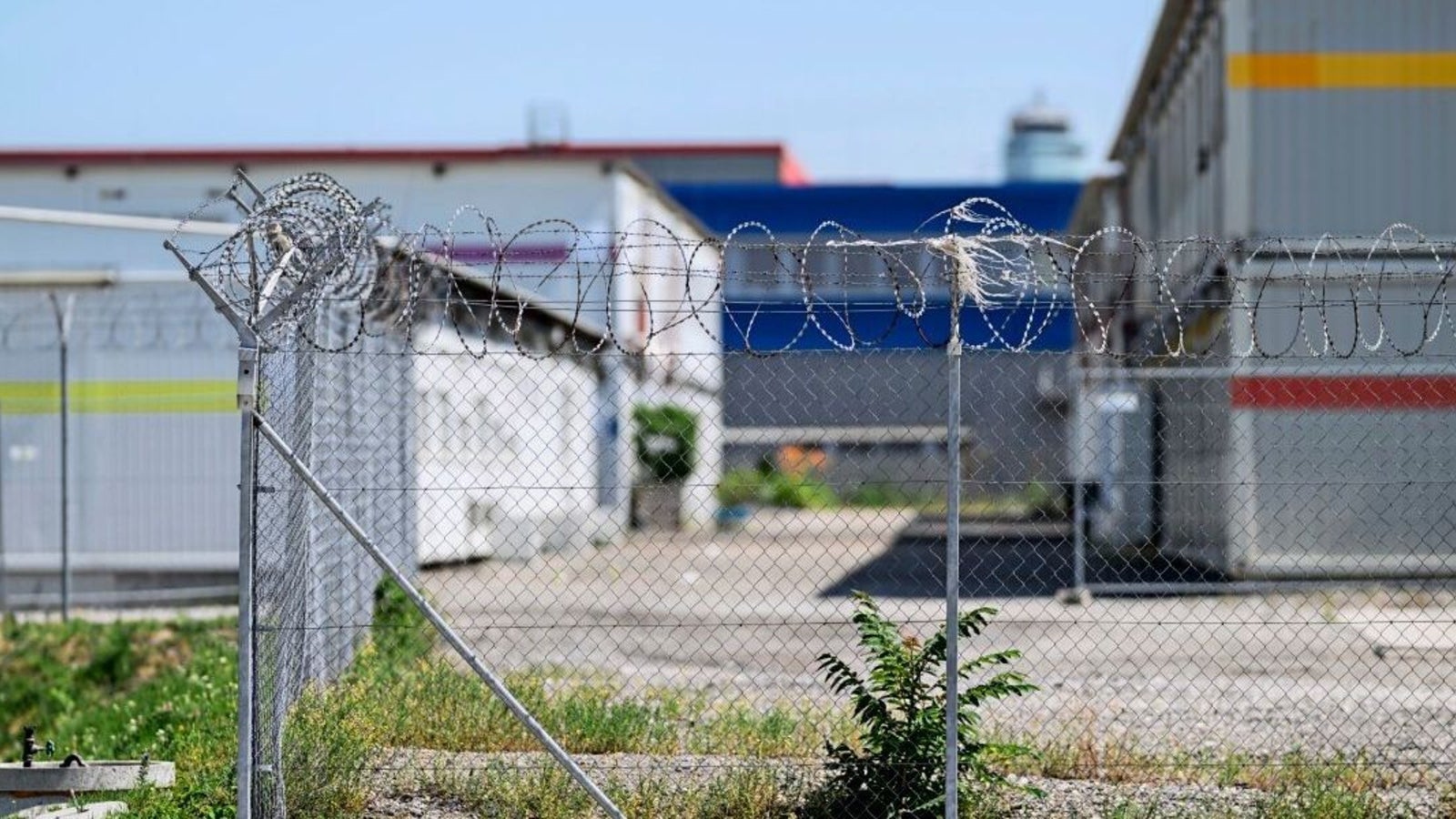 Asylwerber am Flughafen für ein halbes Jahr in Container-Haft - Politik ...
