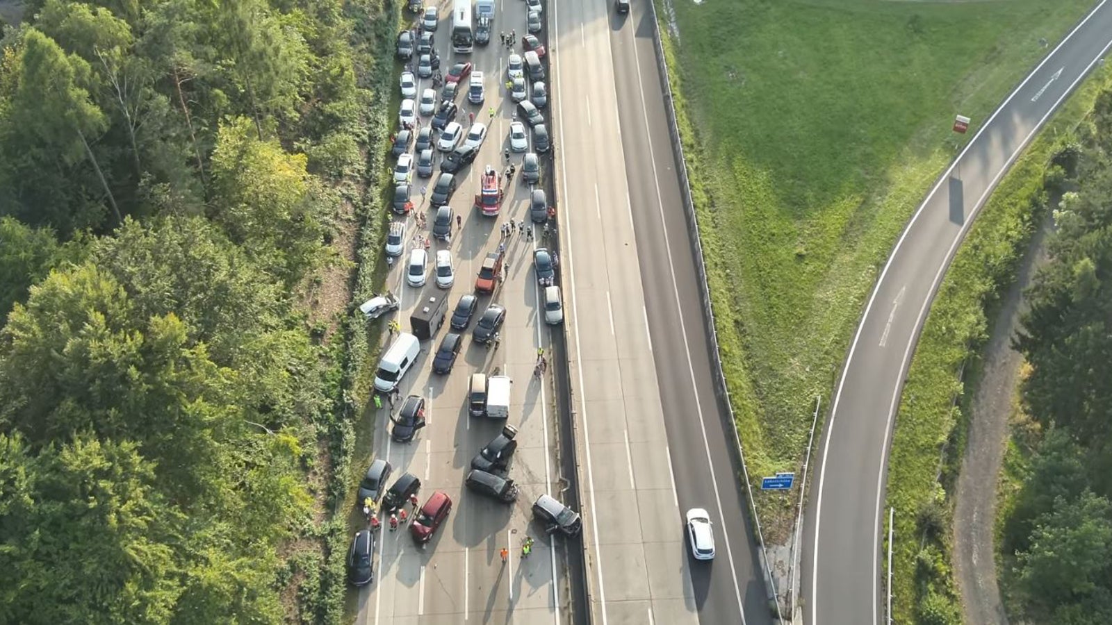 Drohnen-Video zeigt Massen-Crash mit 33 Autos auf der A2 - oe24.at