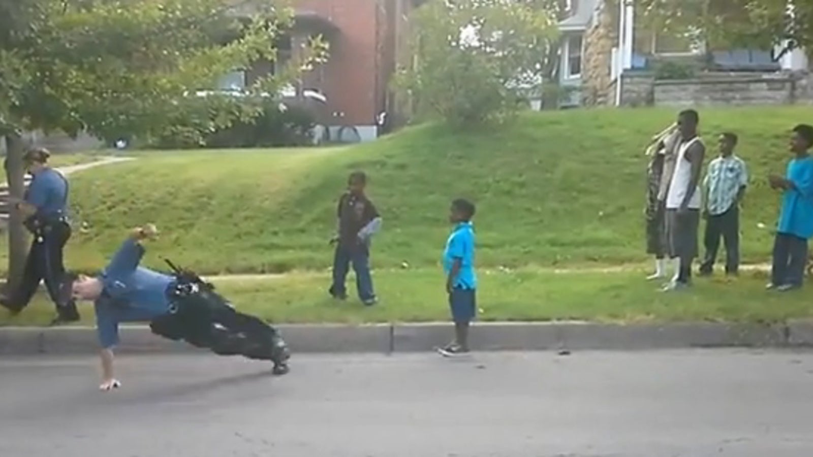 US-Cop liefert Breakdance-Einlage - oe24.at