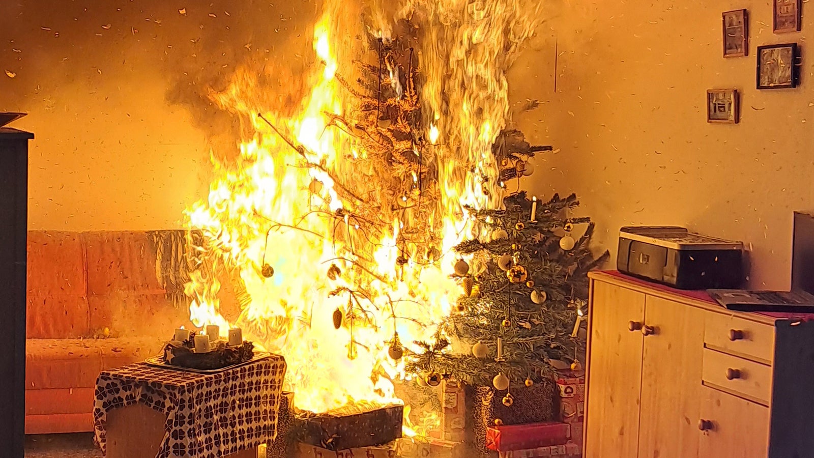 Christbaum: Vollbrand nach 10 Sekunden - oe24.at