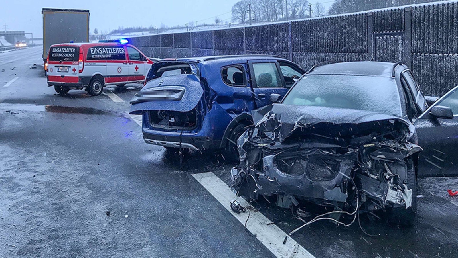 Schnee & Eis: Drei Tote bei Massen-Crash auf A1 - oe24.at