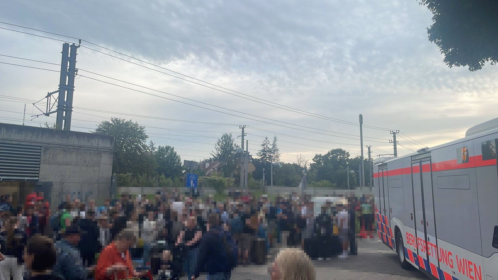 6 Stunden im Tunnel gefangen: Das Fahrgast-Protokoll aus dem ICE - oe24.at